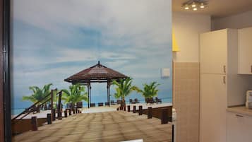 Apartamento, 2 quartos | Kitchenette privada | Um frigorífico/congelador grande, um forno, uma placa de cozinha