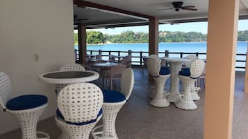 Café da manhã, almoço e jantar; culinária local, vistas para a praia