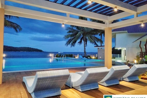 Terraço com espreguiçadeiras