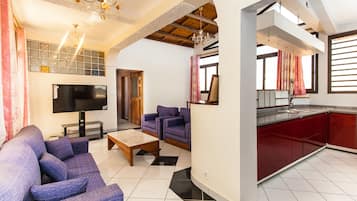 Suite, 4 quartos | Sala de estar | TV de ecrã plano