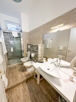 Quarto Duplo ou Twin Superior (up to 3 people) | Casa de banho | Um polibã, artigos de higiene pessoal grátis, um secador de cabelo 