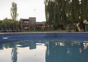 Piscina exterior, espreguiçadeiras 