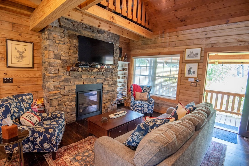 Kapena Escape On The Lake + Views + Hot Tub + River Access Nearby - North Carolina