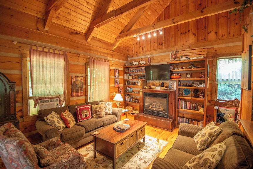 Creekside Escape Private Log Home On Rushing Creek - North Carolina