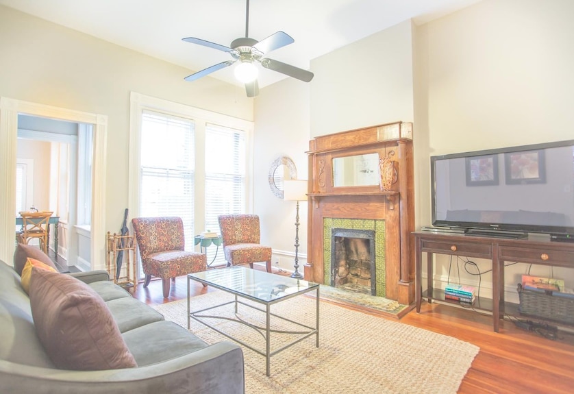 ラッキーサバンナと一緒にステイ:フォーサイスパークを眺める - サバンナ, GA