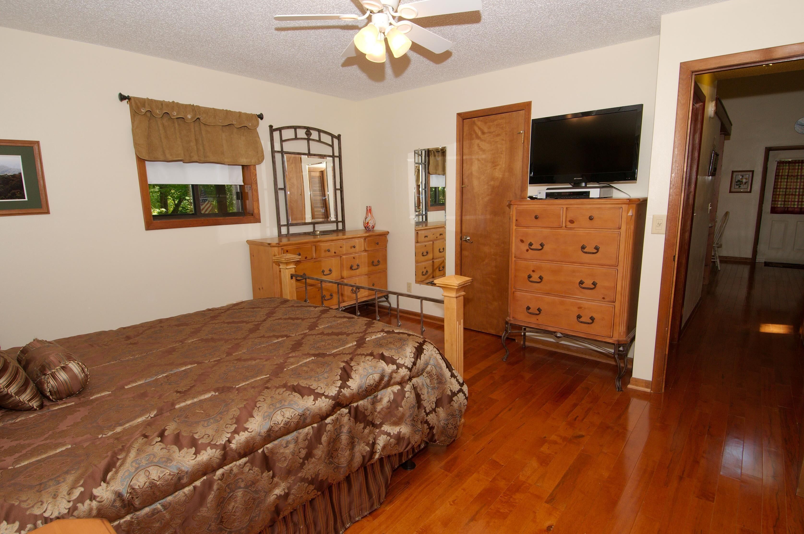 3 Bedroom 2 Bath Home, Easy Access, Covered Porch, Diligent Views & Internet - Maggie Valley, NC