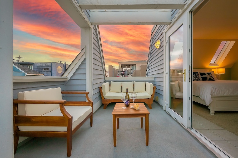 Tri-level, 3bd Beach House Steps To Beach W/ Ac, Lrg Patio, Balcony, & Garage! Pets Ok! - San Diego, CA