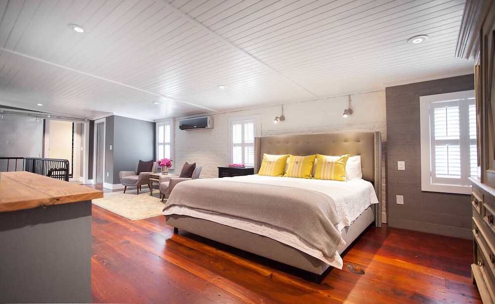 Historic Home With Modern Upgrades; Urban Getaway By Lucky Savannah - Savannah, GA