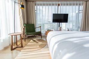 Suite Superior | Secretária, cortinas/cortinados opacos, ferro/tábua de engomar