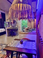 Suite Design | Sala de estar | Televisor de 65 polegadas com canais via satélite 