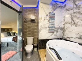 Suite Presidencial, 1 quarto, Vista para a cidade (E619) | Casa de banho | Artigos de higiene pessoal grátis, um secador de cabelo, um bidé 