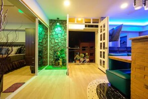 Suite de Luxo, banheira de hidromassagem (E522) | Sala de estar | Televisor de 65 polegadas com canais via satélite