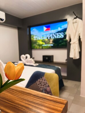 Suite Premier, 2 quartos, banheira de hidromassagem, vista para a piscina | 2 quartos, roupa de alta qualidade, cofre no quarto