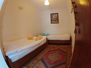 Quarto duplo, banheiro compartilhado | Escrivaninha, Wi-Fi de cortesia