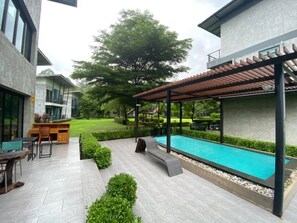 Pequenos-almoços e almoços servidos, incluindo cozinha tailandesa