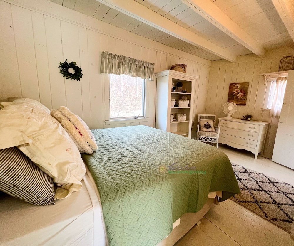 Cozy Cottage With Private Pond. Close To The Casino And The Bay. - Suttons Bay, MI