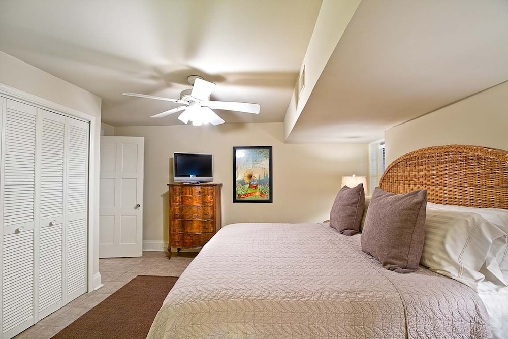 Garden Level Home 2 Short Blocks To Forsyth Park By Lucky Savannah - Wilmington Island, GA
