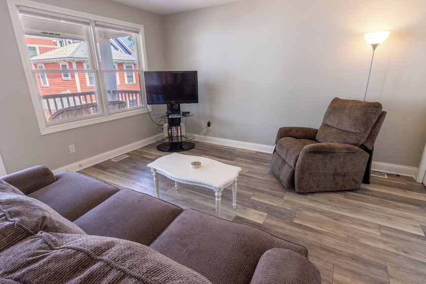 Sleeps 8 With 4 Bedrooms, Large Space For Gathering - Washington Park Zoo, Michigan City