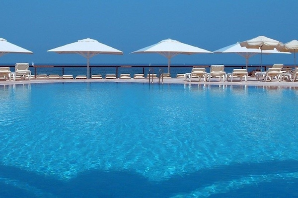 2 piscinas exteriores, guarda-sóis, espreguiçadeiras