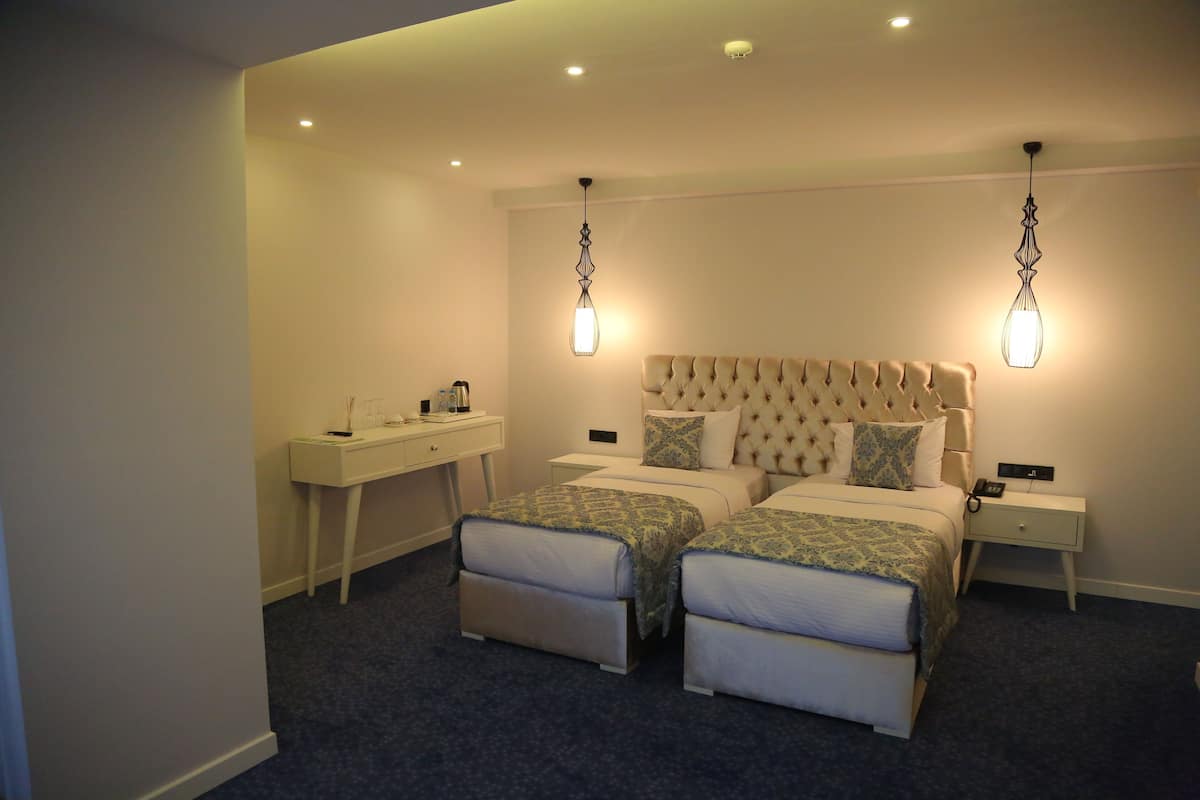 Quarto Twin Standard, Vista para a cidade | Roupa de alta qualidade, minibar, cofre no quarto, secretária