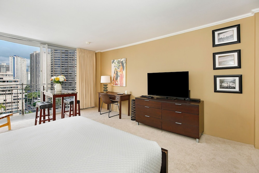 Stylish Waikiki Condo! Kitchen, City/mountain Views, Close To Everything! - Kailua, HI