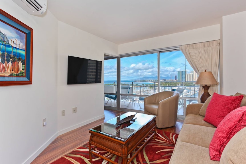 Beautiful Ilikai Suite W/ Ocean, Marina & Sunset Views! Large Lanai! Parking! - Honolulu, HI