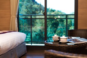 Quarto Quádruplo Standard | Sala de estar | Televisor, matraquilhos, ténis de mesa, livros 