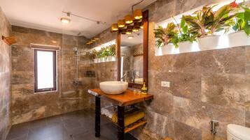 Quarto casal standard | Banheiro | Chuveiro, ducha de hidromassagem, produtos de toalete grátis