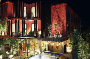 Fachada do alojamento (tarde/noite)