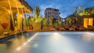 Piscina exterior, da(s) 6:00 à(s) 19:00, guarda-sóis, espreguiçadeiras