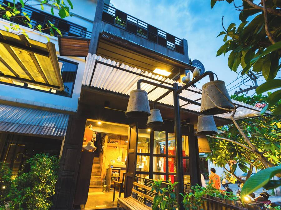 Fachada do alojamento (tarde/noite)