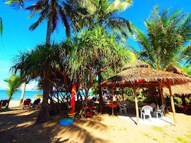 Na praia, barracas de praia de cortesia, espreguiçadeiras 