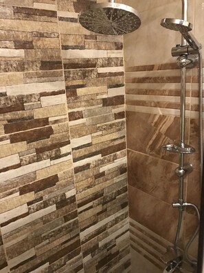 Um polibã, artigos de higiene pessoal grátis, chinelos 