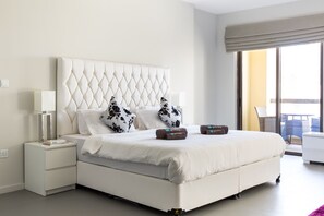 Suite-Estúdio de Luxo, 1 cama king-size, Vista para a cidade | 1 quarto, com decoração personalizada, com mobília individualizada 