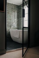 Quarto Duplo Deluxe, 1 cama queen-size, banheira | Casa de banho | Produtos de higiene exclusivos, um secador de cabelo, roupões, chinelos 