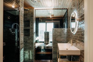 Quarto Exclusivo, 1 cama queen-size, sauna | Casa de banho | Produtos de higiene exclusivos, um secador de cabelo, roupões, chinelos 