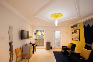 Quarto casal luxo, 1 cama Queen, cozinha americana | Roupas de cama premium, edredons de pluma, camas com colchões pillow-top