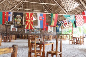 Pequenos-almoços, almoços, jantares servidos, com vista para a praia 