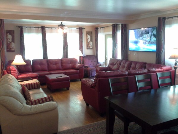 Jarvis Edgewater Park & Beach 5bd Villa - Cleveland, OH