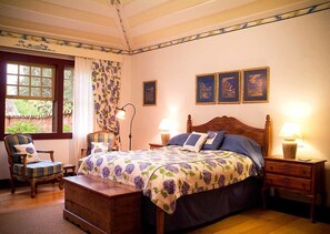 Quarto, 1 cama de casal, vista para o jardim | Frigobar, escrivaninha, cortinas blackout, ferros/tábuas de passar roupa