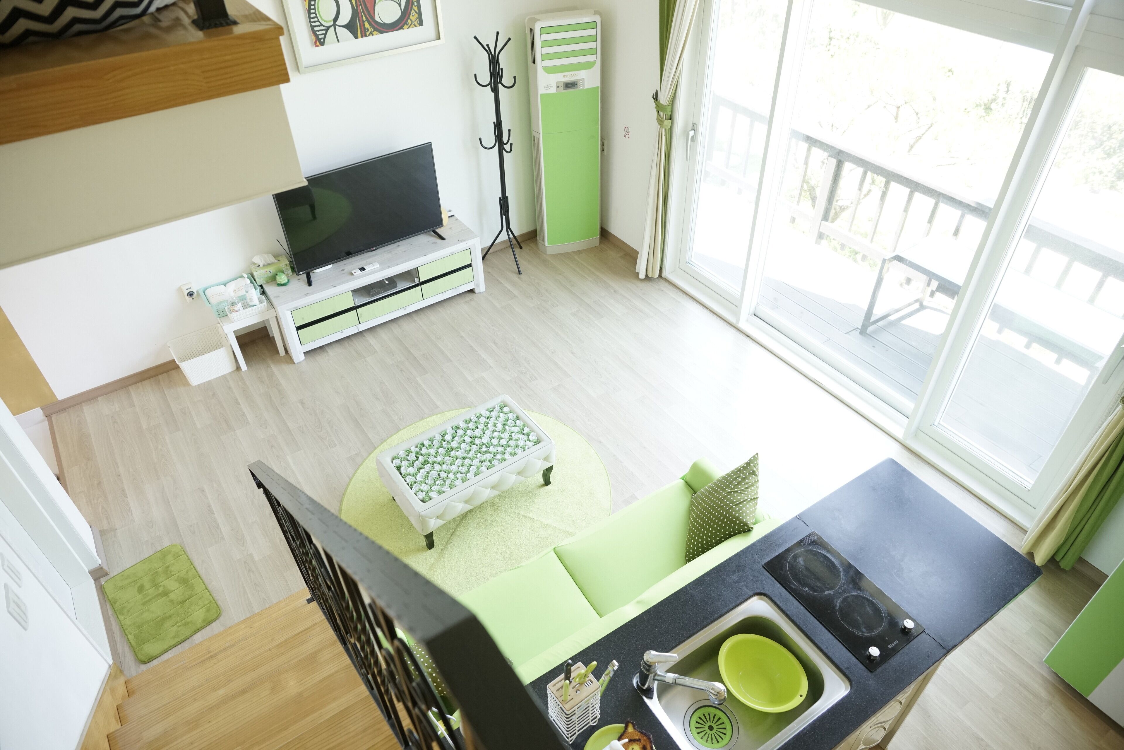 Happy Room | Sala de estar | Televisor de ecrã plano de 48 polegadas com canais por cabo, televisor 