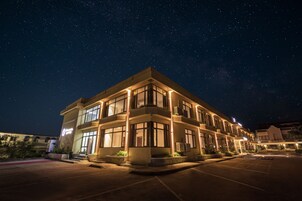 Fachada da propriedade à noite