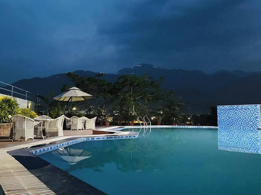 Piscina exterior, toldos gratuitos, guarda-sóis