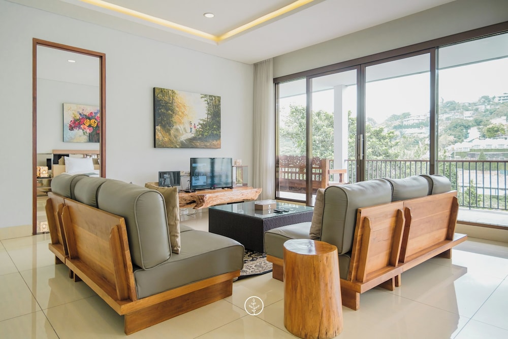 Mentari Hill View 7br Villa With A Private Pool - Bandung