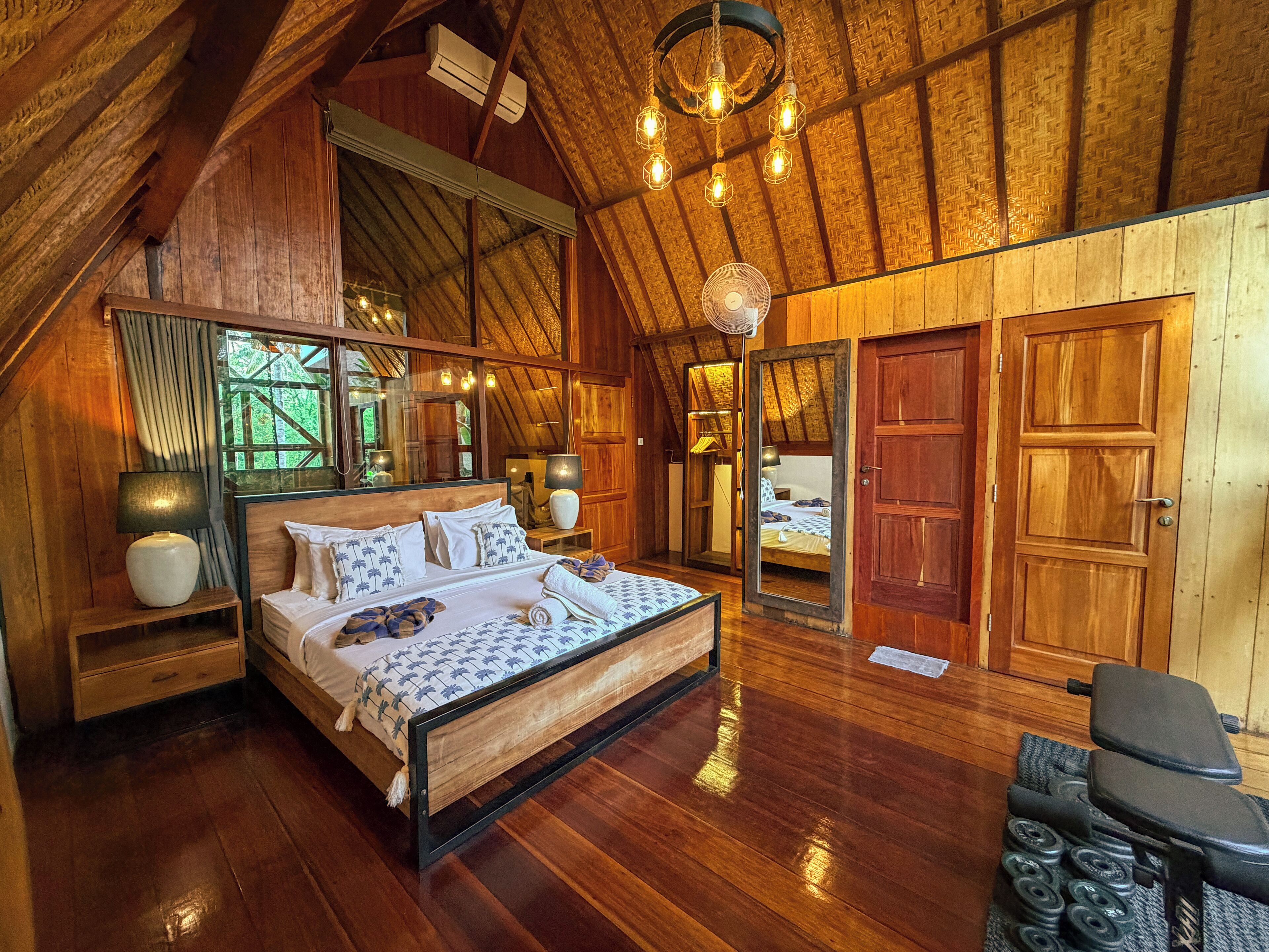 Vila superior | Banheiro | Chuveiro, chuveiro com efeito de chuva, produtos de toalete grátis 