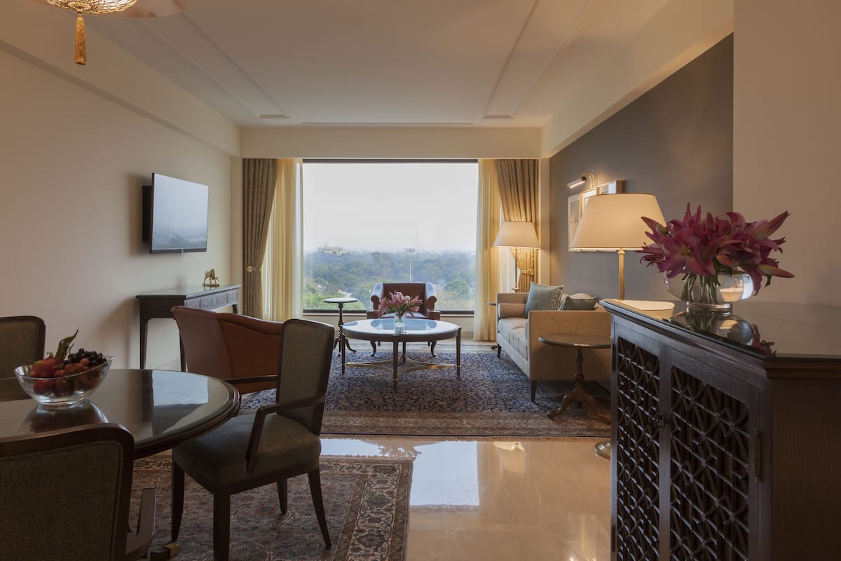 Suite Deluxe | Sala de estar | Televisor LED de 49 polegadas com canais digitais, televisor