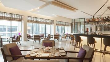 Pequeno-almoço tipo buffet diário (2094 INR por pessoa)
