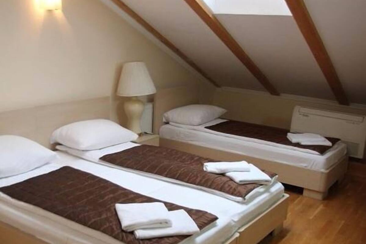 Quarto Triplo | Secretária, berços/camas para crianças grátis, Wi-fi grátis