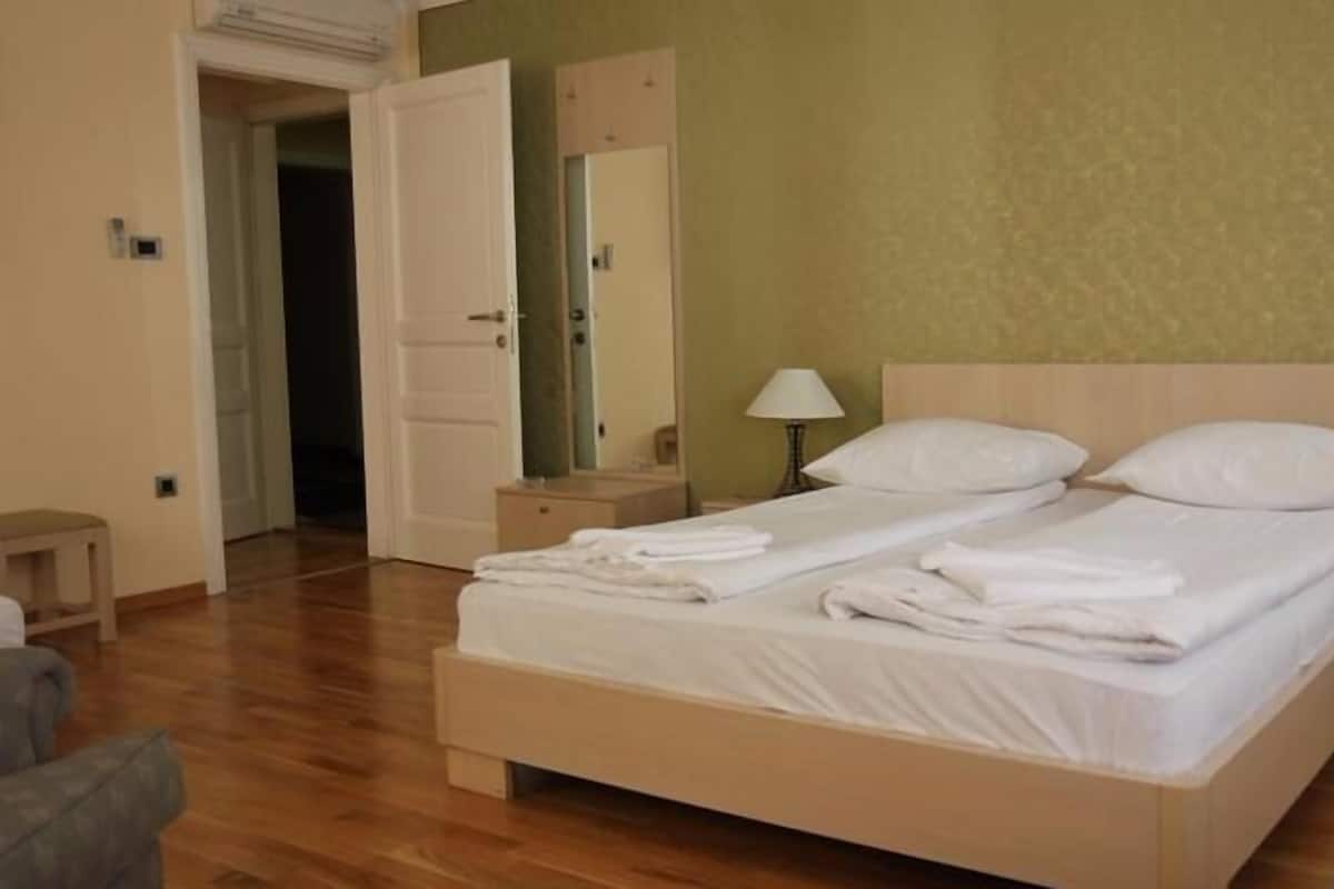 Quarto Familiar | Secretária, berços/camas para crianças grátis, Wi-fi grátis