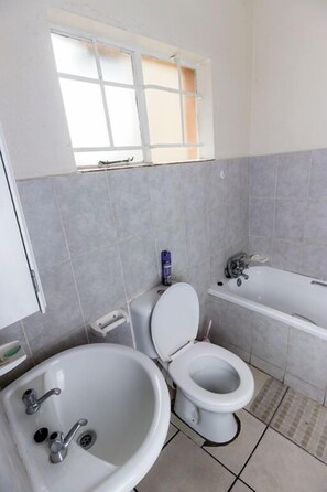 Quarto Duplo ou Twin Básico, 1 cama de casal | Casa de banho | Artigos de higiene pessoal grátis 